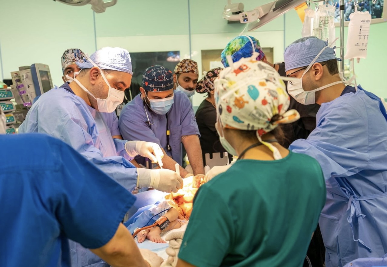 فريق طبي سعودي ينجح بعملية فصل توأم سيامي عراقي